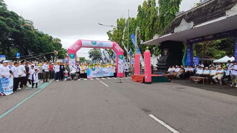Warga NU Meriahkan Jalan Sehat Hari Santri Nasional 2025 - epurworejo